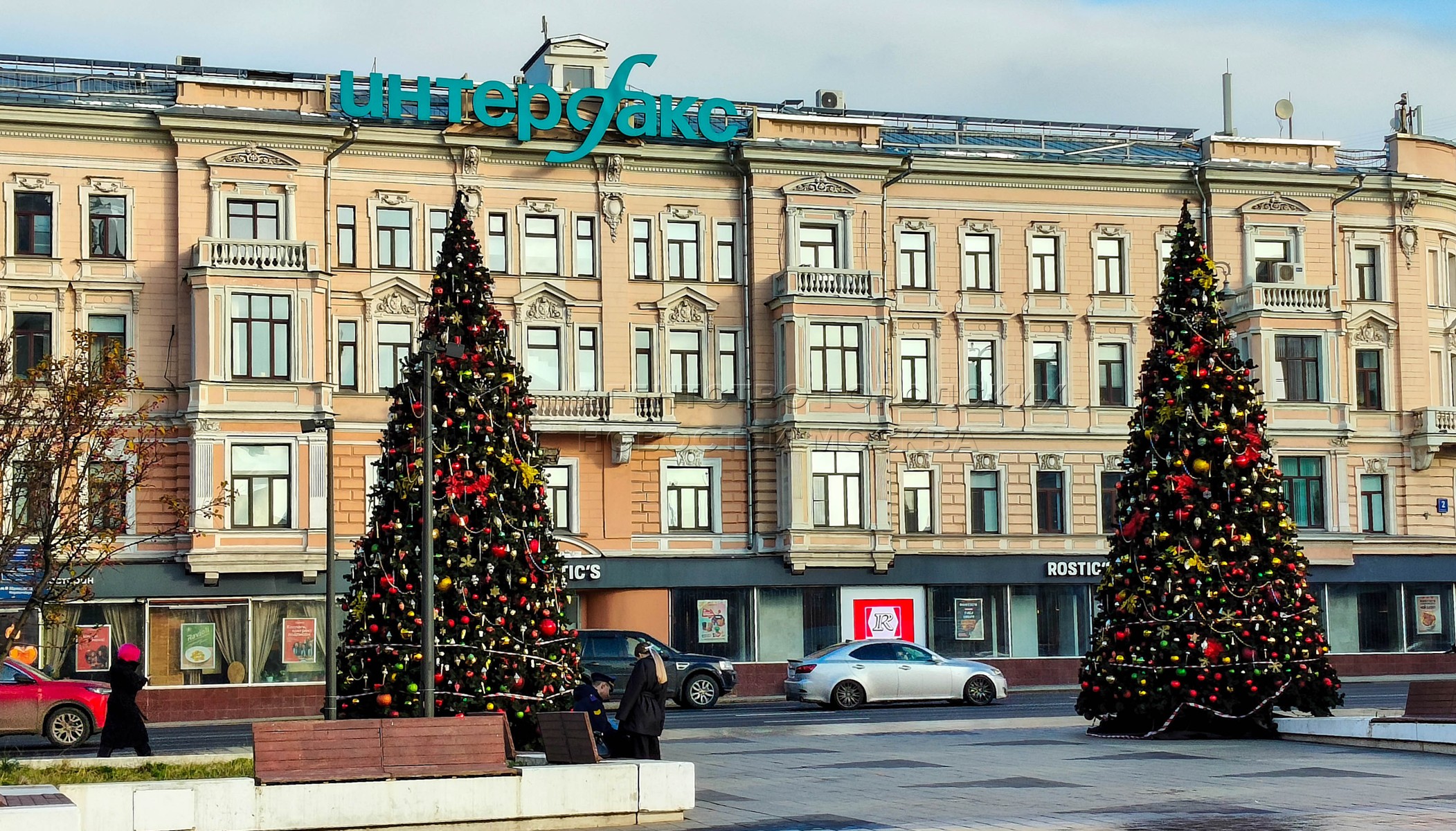 Украшенные новогодние елки на Триумфальной площади